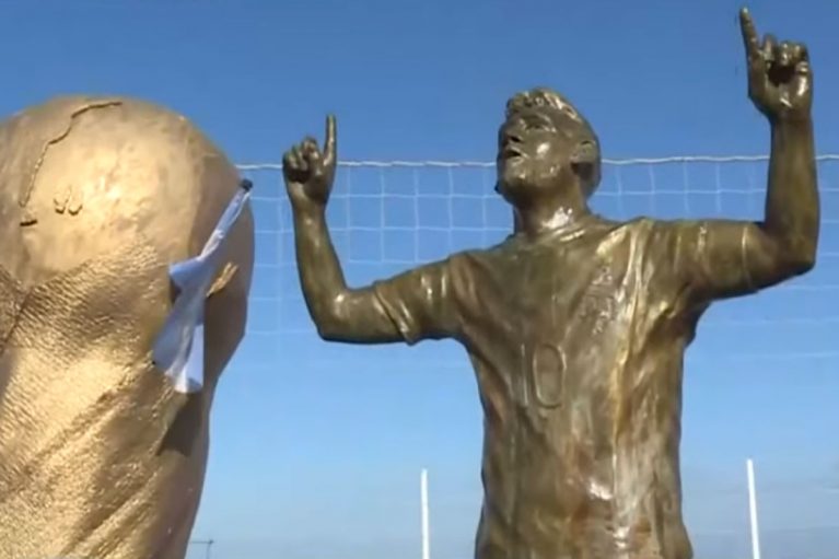 Presentan la primera estatua de Lionel Messi con las flamantes tres ...