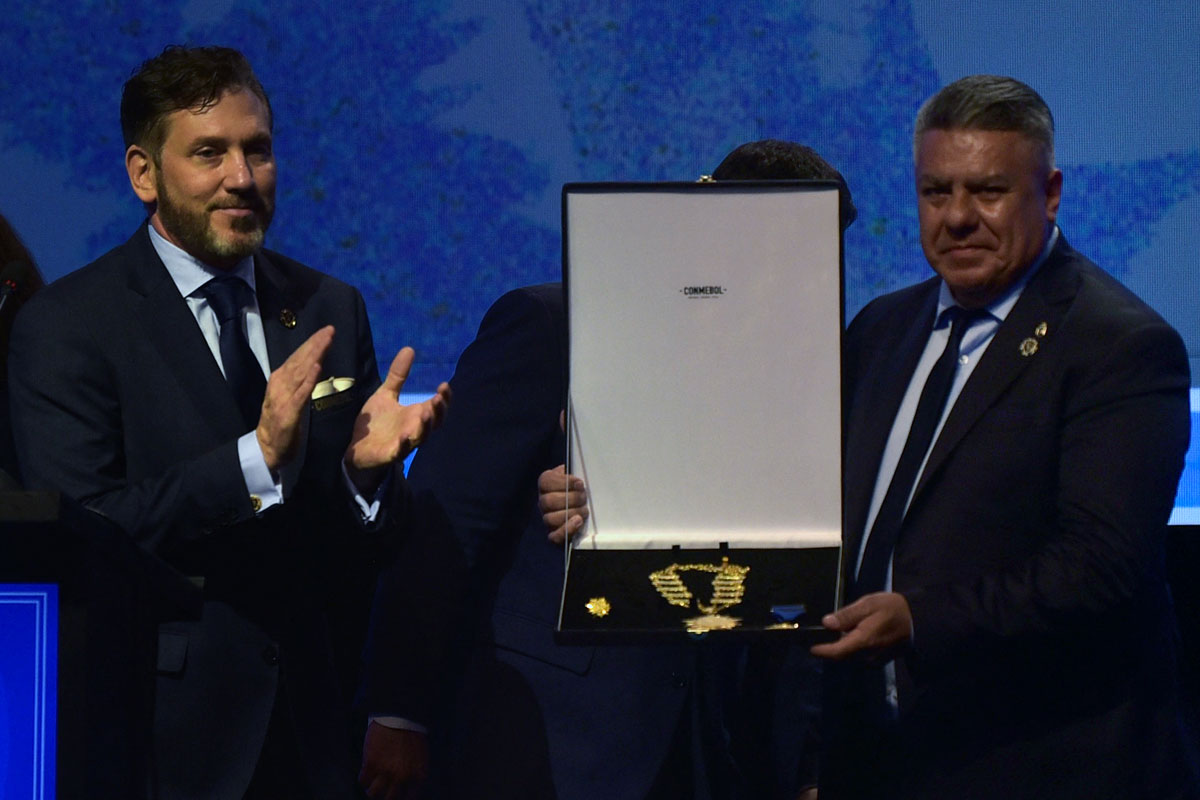 Chiqui Tapia esculpe su mármol