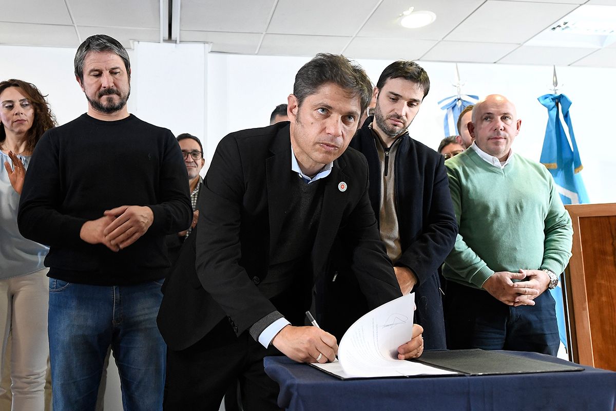 En Chubut, Axel Kicillof firmó convenio con Nacho Torres y envió ...