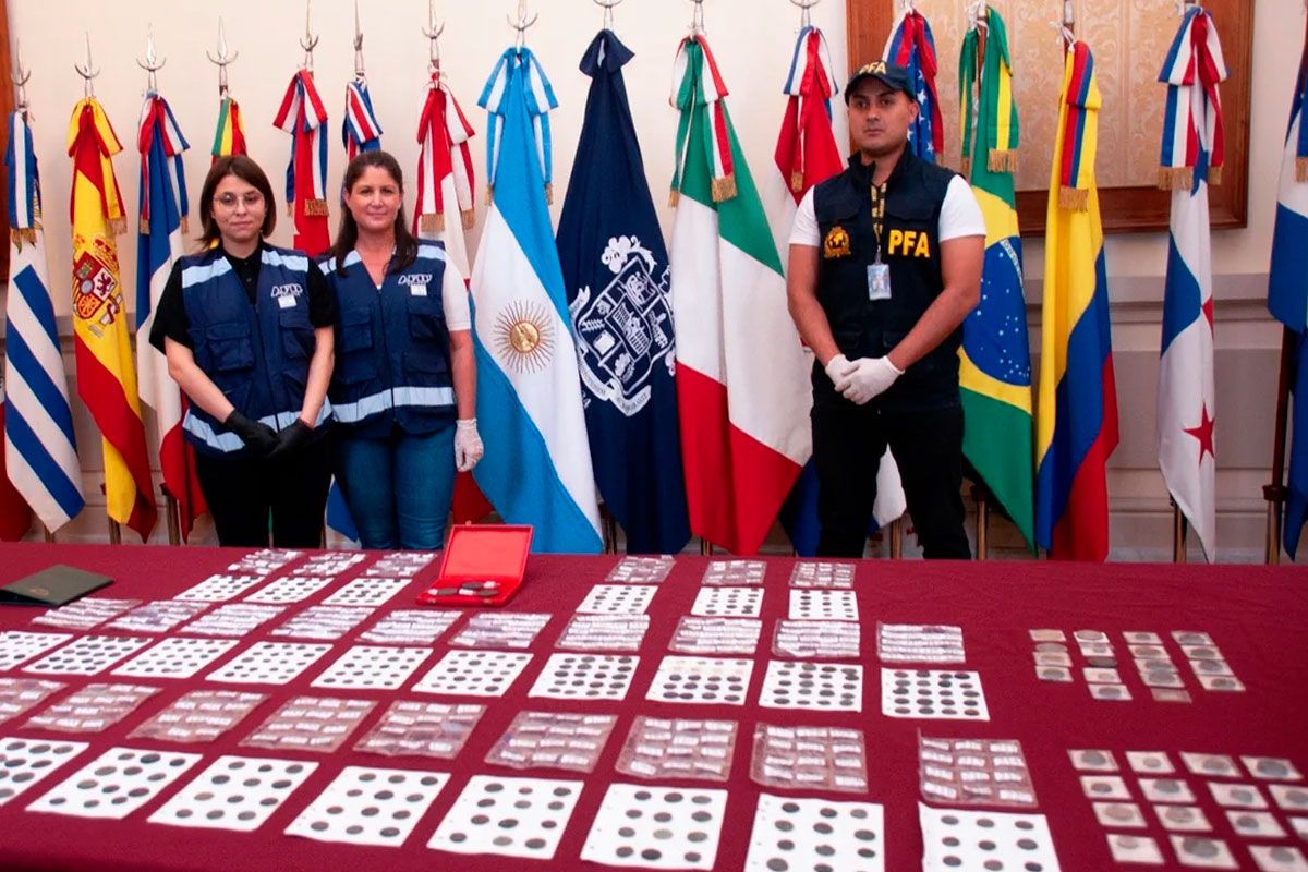 Una colección de monedas del Imperio romano fue restituida a Italia por ...