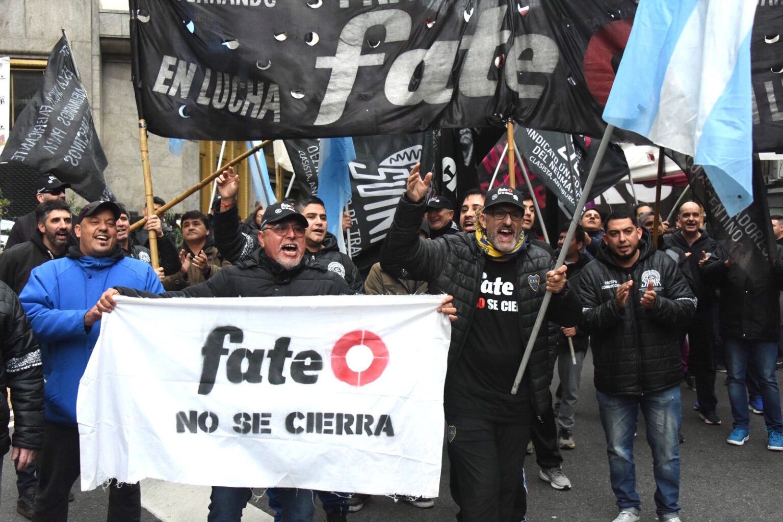 Los trabajadores de FATE y el SUTNA marcharon a Plaza de Mayo contra ...